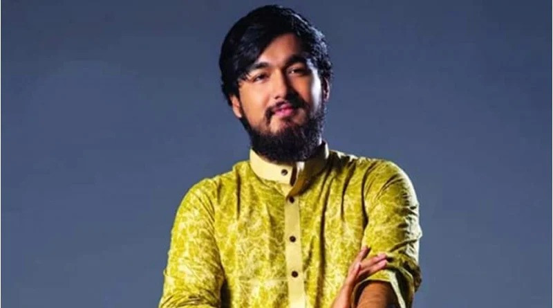 Hands on the woman's hips! Controversy over the singer's Facebook post